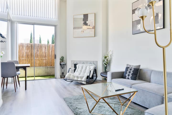 Modern 2b2b Apt Free Parking Right On Hollywood ! - West Hollywood, CA