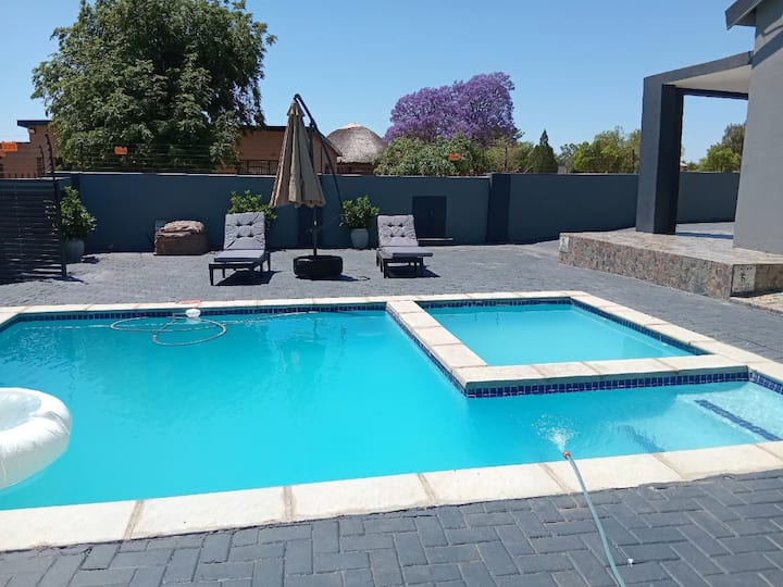 Binny's Guest House | 7-bedroom Pella Retreat - Madikwe