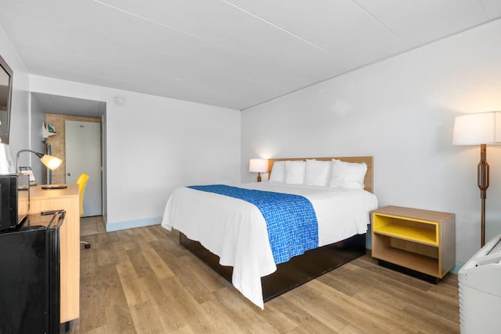Hideaway For Two | Fishing. Pool. Free Parking - Virginia Beach, VA