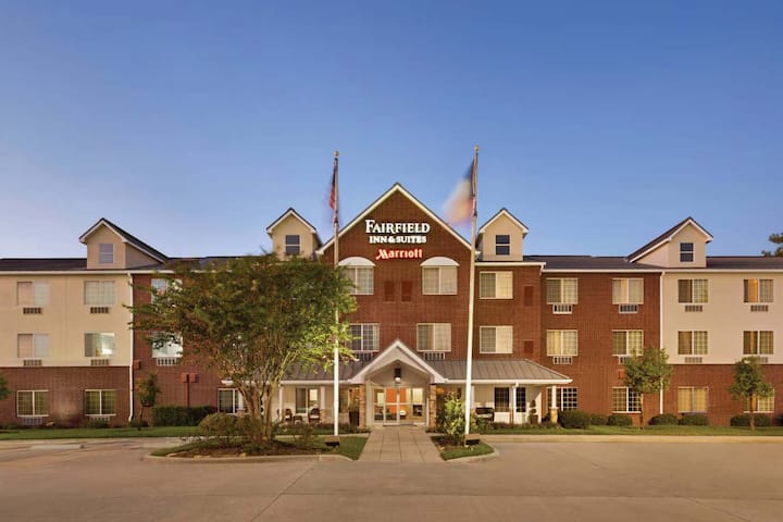 Near The Woodlands Mall | Free Breakfast & Pool - The Woodlands, TX