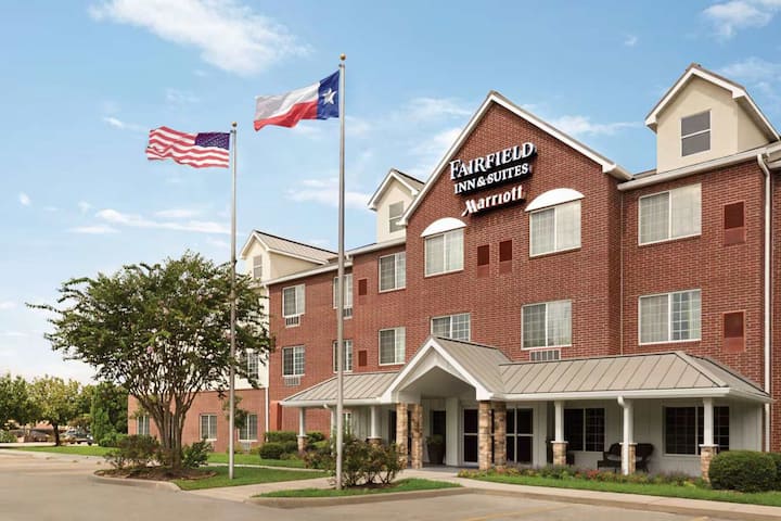 Minutes To Cynthia Woods | Free Breakfast & Pool - The Woodlands, TX