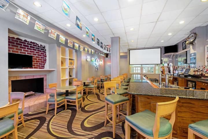 Minutes To Airport + Free Breakfast & Pet-friendly - Metairie, LA