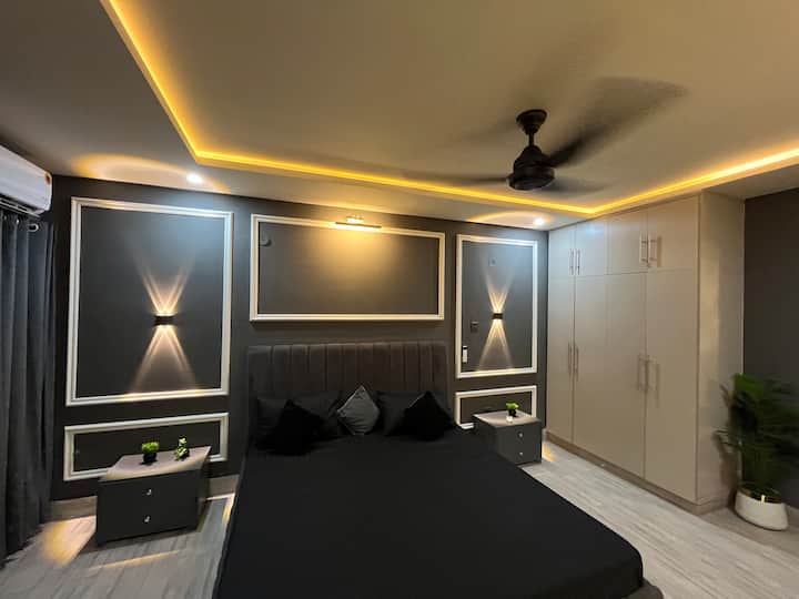 Cozy Luxury Stay With Balcony & City Views - Pakistan