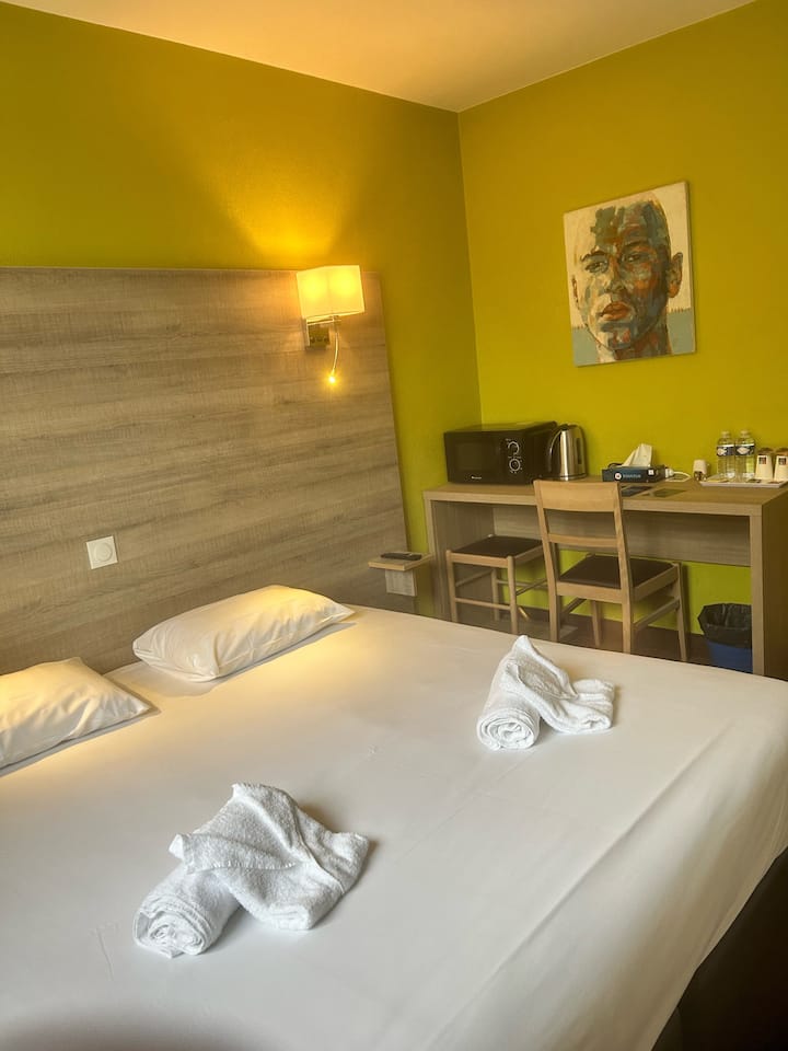 Chambre Lit Double à Petit Prix - Machecoul