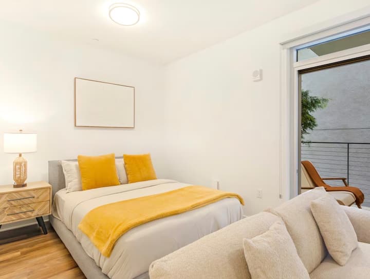 Secured Parking, Gym, Private Patio, Work Desk - Los Angeles