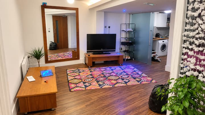 South West London 2-bed Apt, Sleeps 6 W/ Parking - Kingston upon Thames