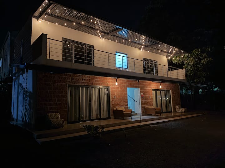 Pertinho Boulevard Holandesa, 2o Piso Com Varanda - Holambra