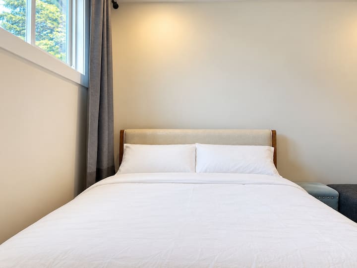 Private Entry Stay With Ensuite & Parking - Ladner