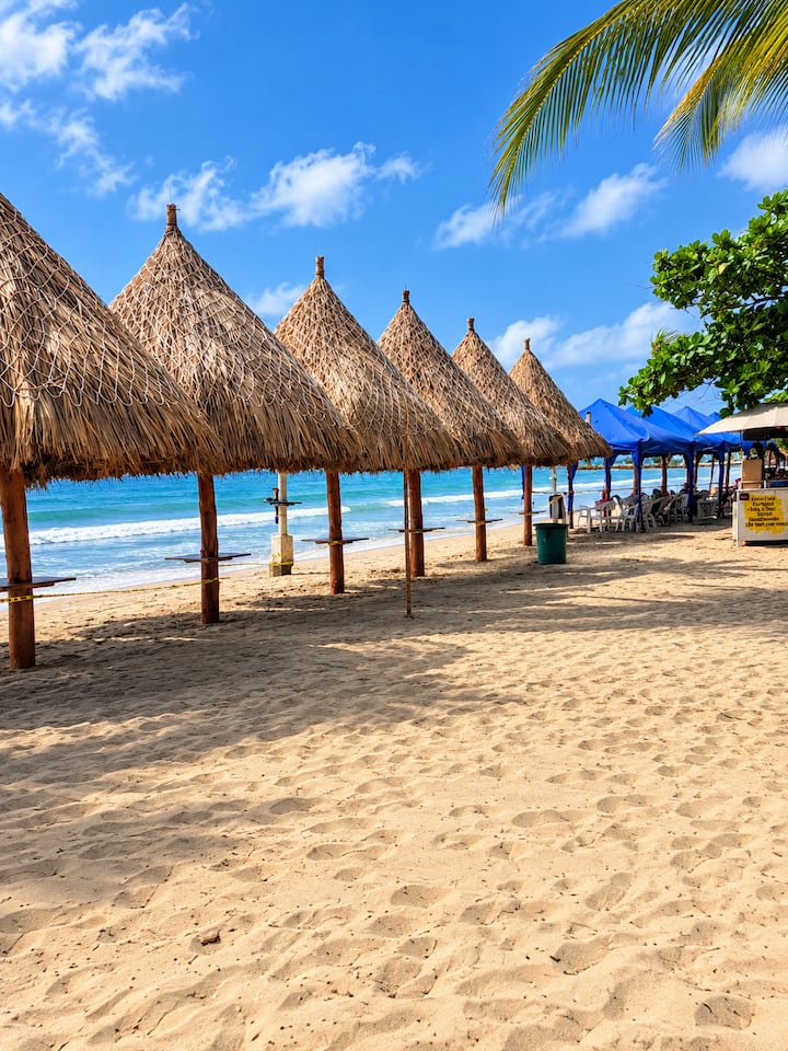 Cabaña Frente Al Mar Con Piscina, Playa En Coveñas - Colombia