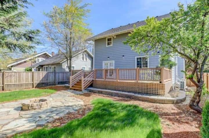 Historic Laurelhurst 5br | Chefs Kitchen & Deck - Portland, OR
