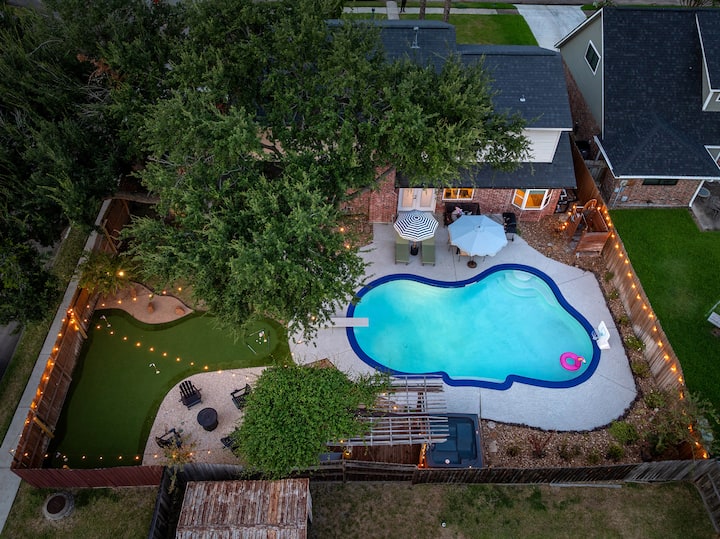 Lux Stay Games Pool Hot Tub Golf Fire Pit - Sugar Land, TX