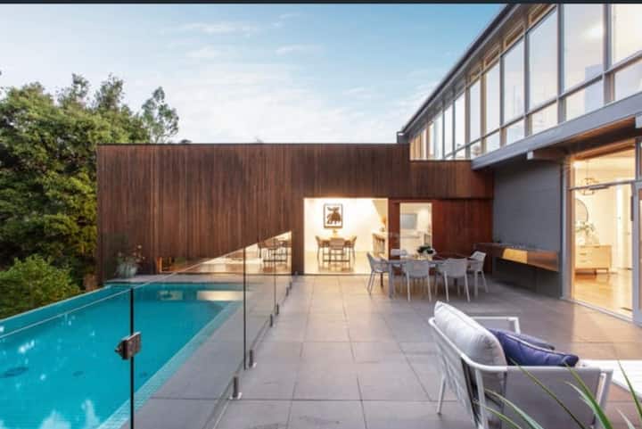 Spacious Luxurious Family Home With Private Garden - Forest Hill