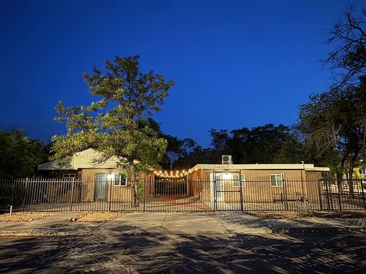 Las Casitas Verdes - Lobos Nhcc Barelas Zoo Dwntn - Albuquerque, NM