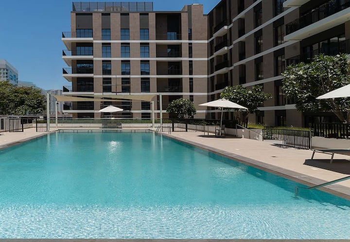 Waterfront Apt W/ Pool, Gym & Direct Beach Access - Sharjah