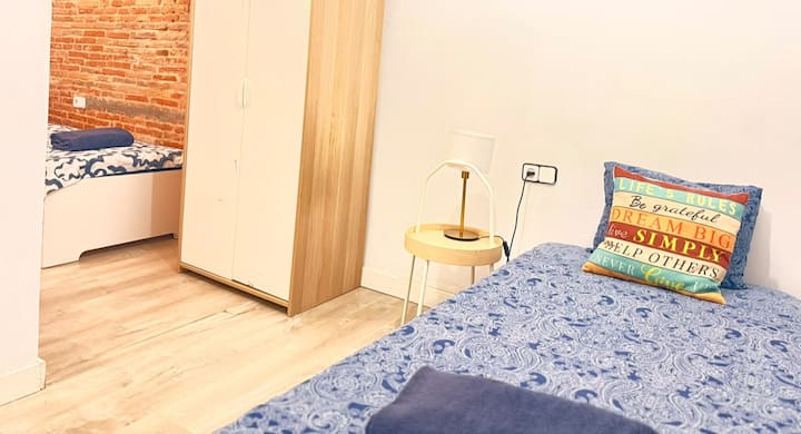 Center Just 7 Blocks To La Rambla Twin Room For 2 - Barcelone