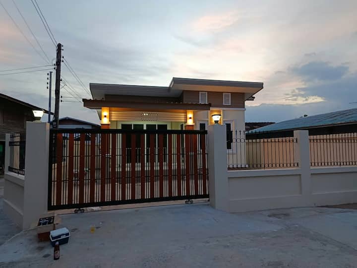 บ้านพักมาดาม ชุมพลบุรี - Buriram