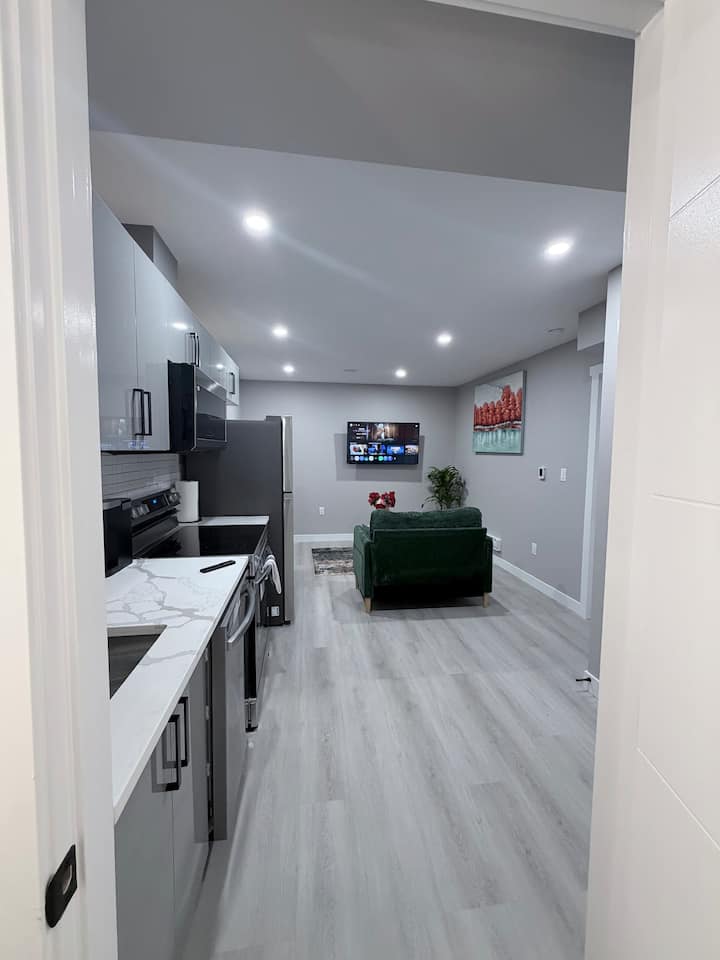 Stay At Kaffys | Cozy Private Suite - Saskatoon