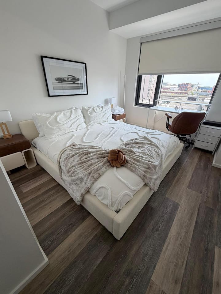 Stylish New Condo W/ Pool, Walk To Everything - Boston, MA