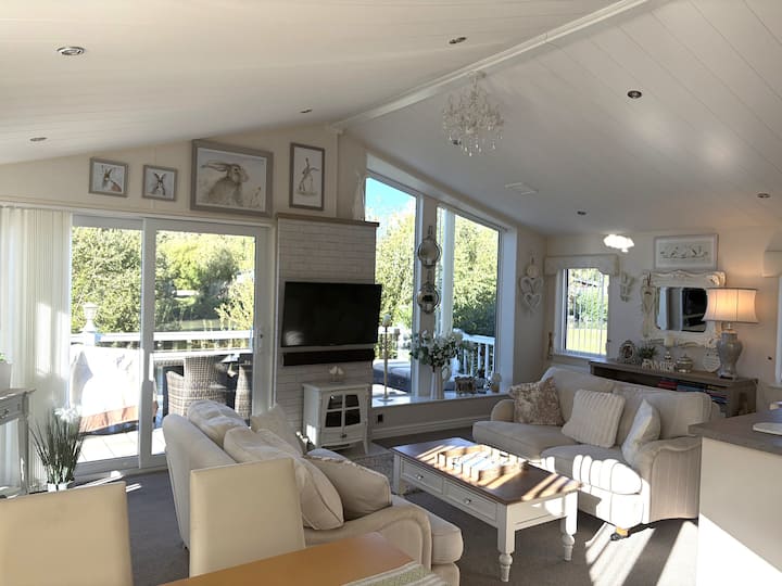 Lakeside Retreat Hot Tub | Sleeps 6 - Lincolnshire