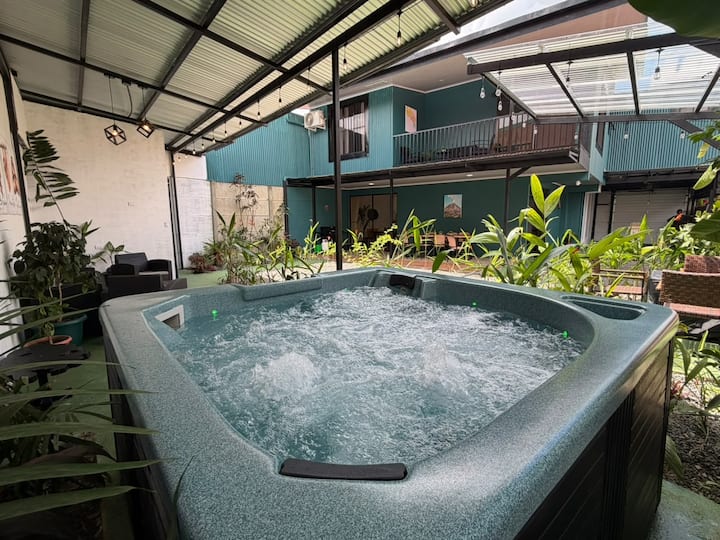 Arenal Volcano Urban Hideout & Private Jacuzzi - La Fortuna