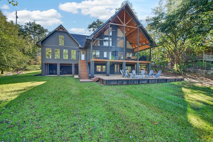 Sleeps 12, Kayaks, Game Room, + More! - Milledgeville, GA