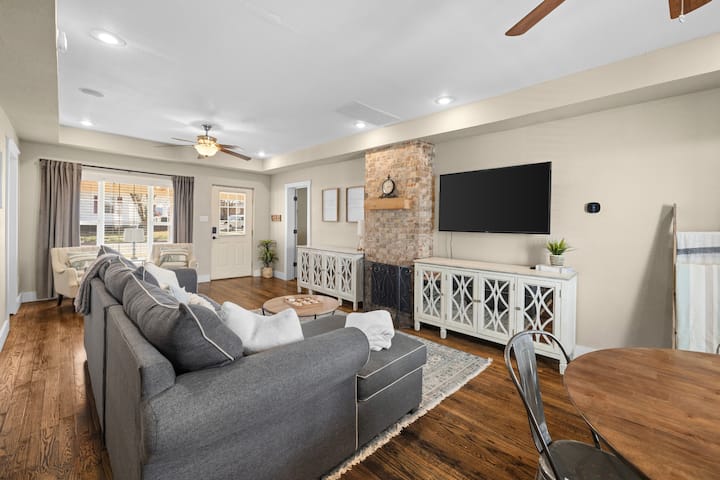 Walk To Downtown Rogers | 2br + 2ba - Rogers, AR