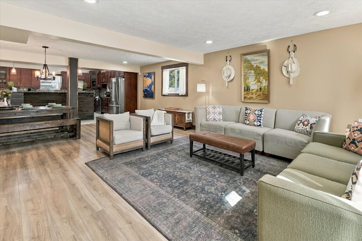 Northeast Indy Escape - 5br, Hot Tub & Game Room - Fishers, IN