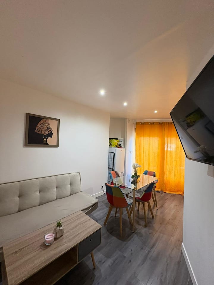 Petite Maison Jaune 5 - Châteaubourg