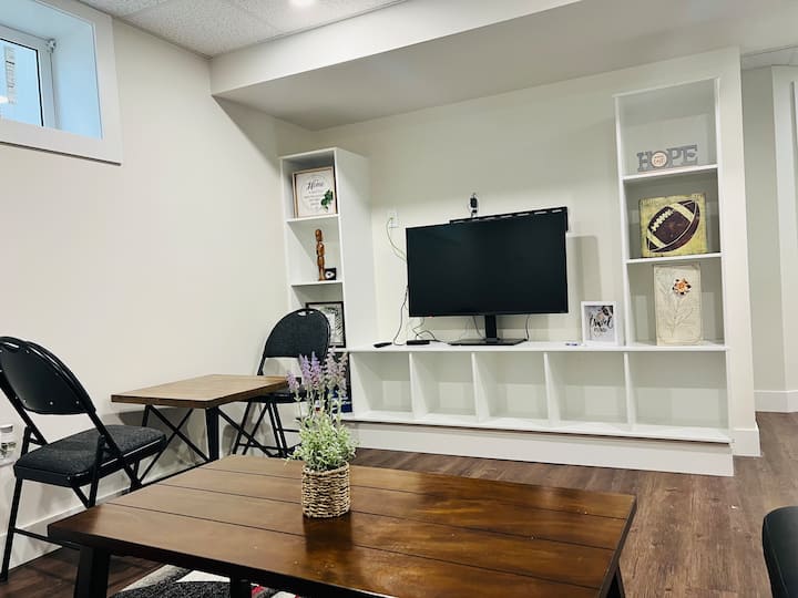 Cozy & Bright East End Basement Suite - Regina
