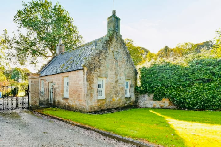 Luxury Scottish Gatehouse| Private Gates Edinburgh - リビングストン
