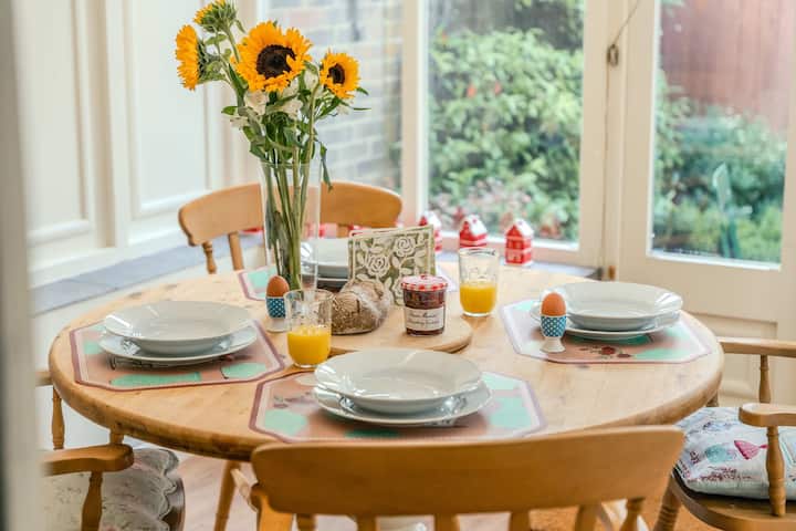 Dutch Cottage Cotswold Stay With Private Parking - Kingham