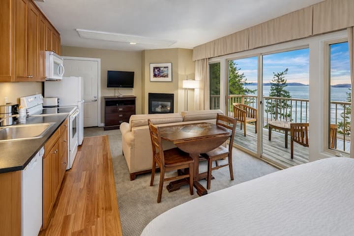 Hillside King Suite With Kitchenette & Ocean Views - Orcas Island, WA