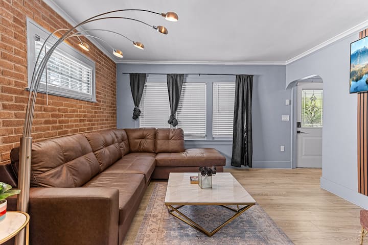 Family-friendly 3br | 5 Queen Beds | Sleeps 12 - Dearborn, MI