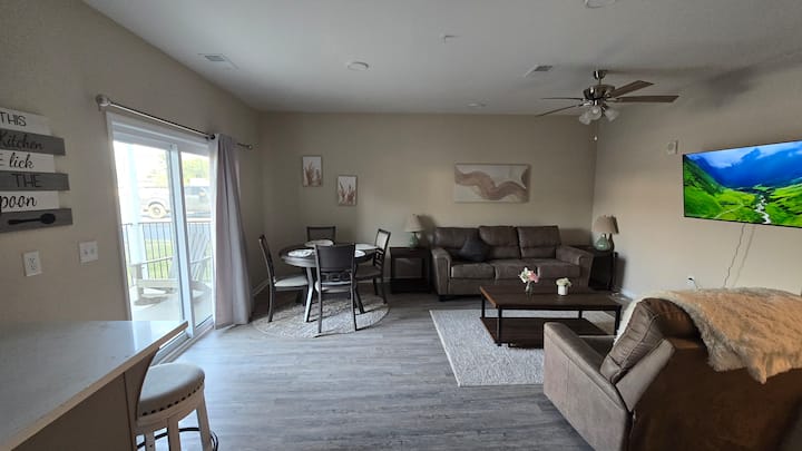 1b Elegant Escape With King Suite & Covered Porch - Huntsville, AL