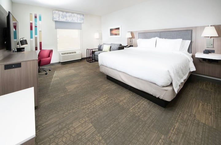 Stylish 1 King Sofa Bed Hotel Suite W/ Breakfast - Santa Maria, CA