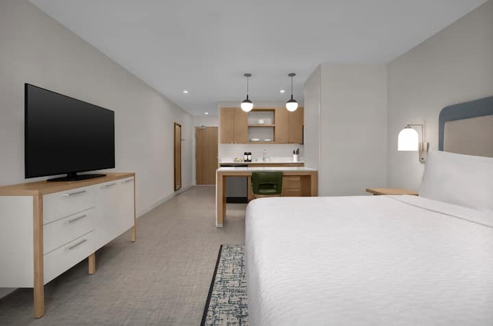 Stylish 1 King Hotel Kitchen Suite W/ Breakfast - Santa Maria, CA