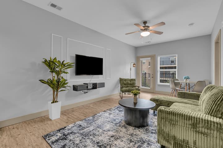 Stylish 1br Downtown | Garage Parking + Balcony - Indianapolis, IN