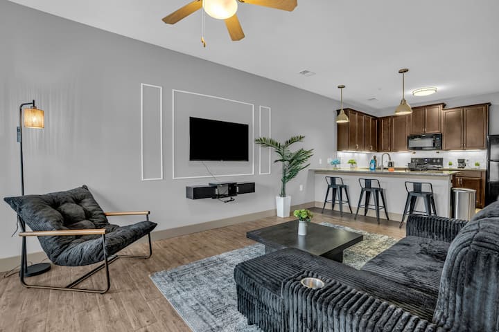 1br Near Lucas Oil | Garage Parking + Balcony - Indianapolis, IN