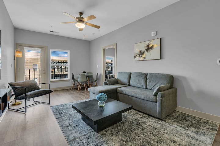 Downtown Work Friendly Stay | Garage + Balcony - Indiana