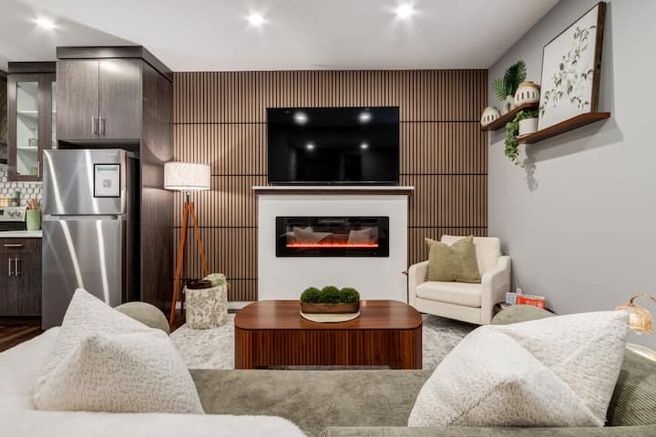 King Suite, Fireplace, Patio, Near Chinook - Calgary