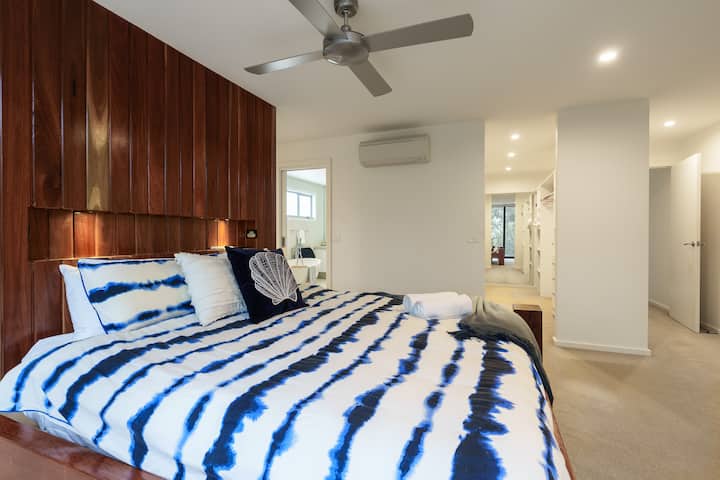 Raven Retreat | Pet Friendly | Movie Room - Ocean Grove