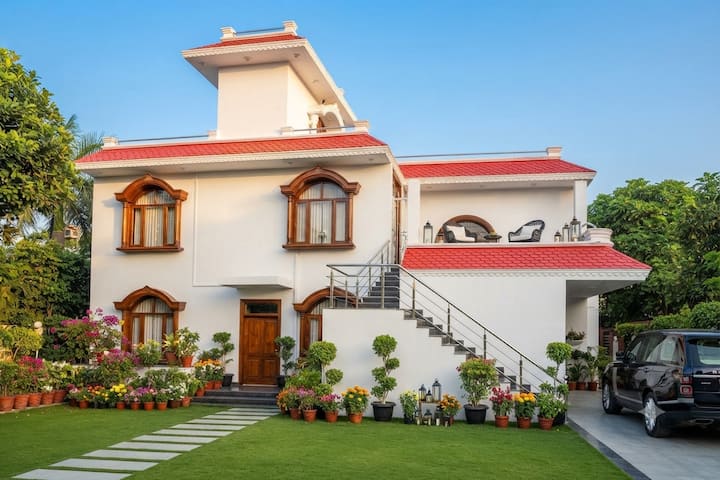 The Barn Luxe Villa Stays! India Expo Mart - Noida