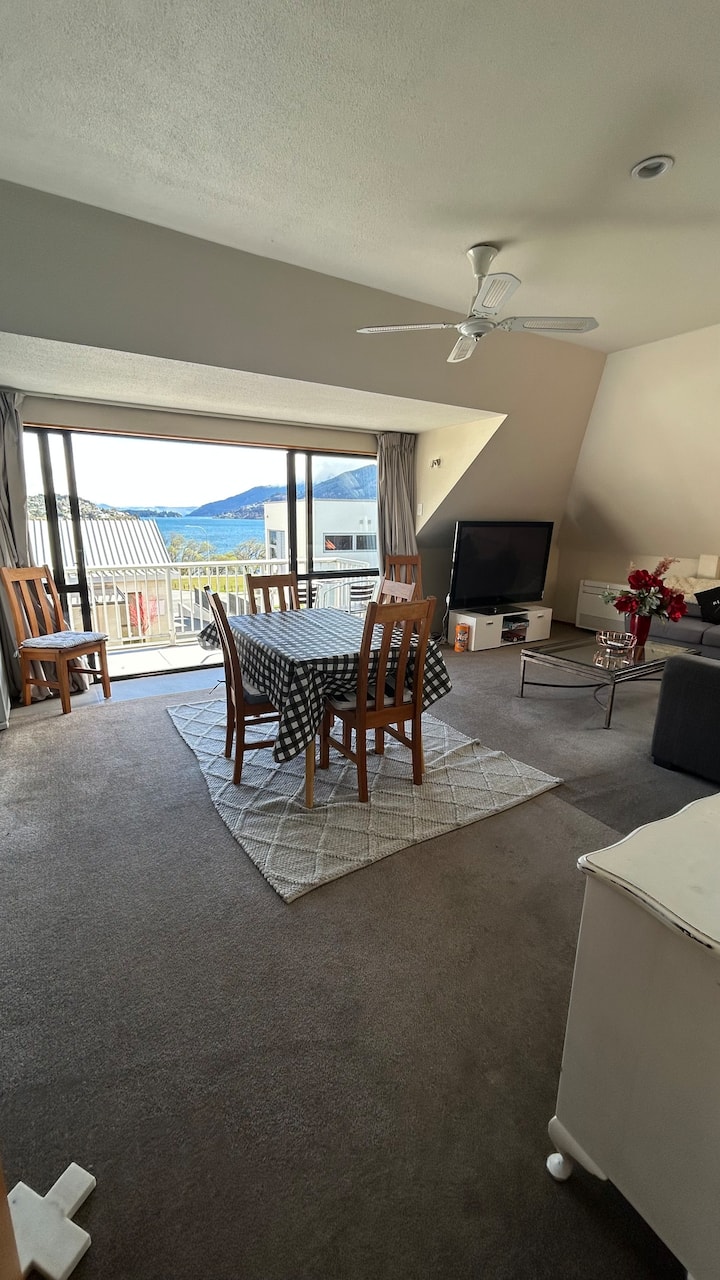 Remarkable Retreat - Stunning 3 Bedroom House - Queenstown