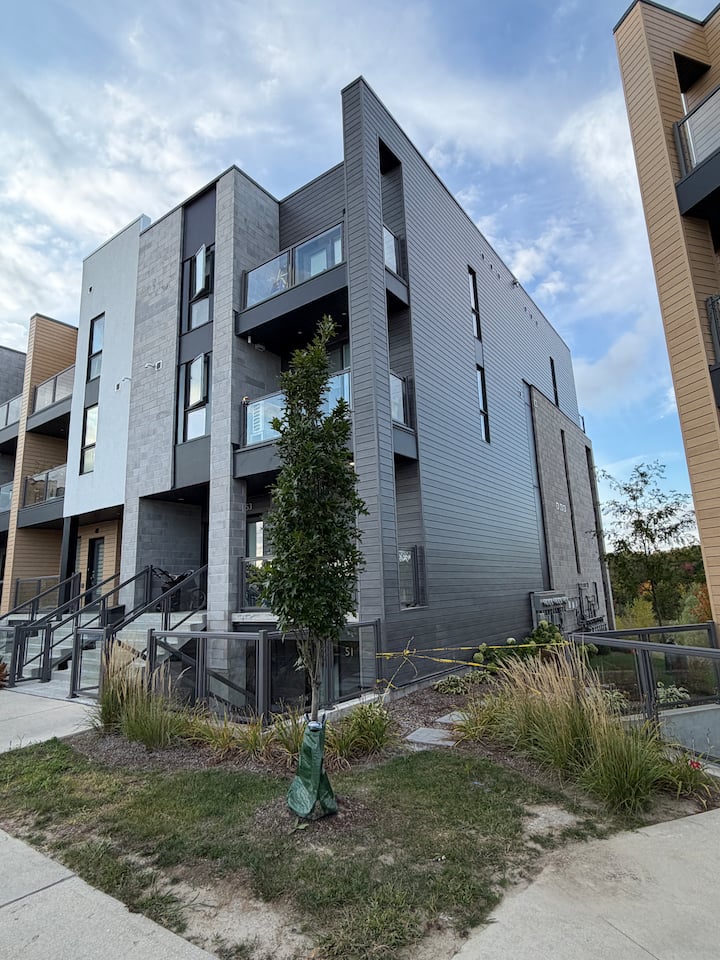 Modern Kitchener Retreat | Steps To Trails & Parks - Kitchener, ON, Canada