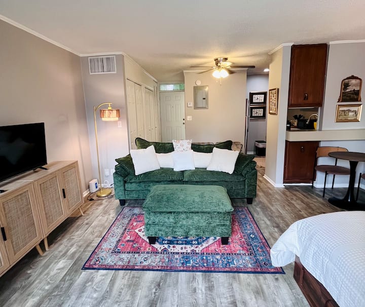 Cozy Efficiency Retreat - Daphne, AL