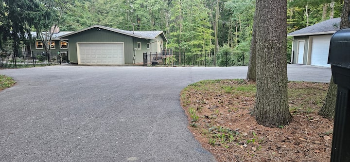 Private Wooded Retreat Near Iu - Bloomington, IN