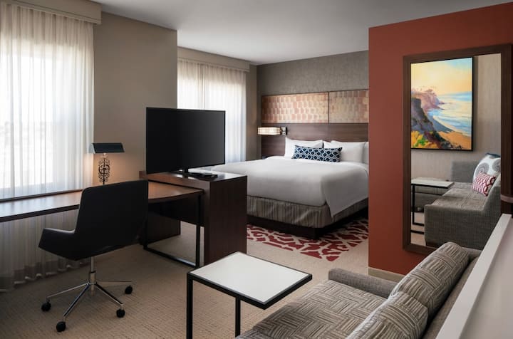 Modern 1 King Hotel Kitchen Suite W/ Breakfast - Santa Barbara, CA