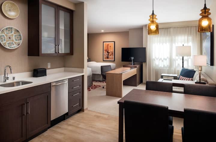 Modern 2 Queen Hotel Kitchen Suite W/ Breakfast - Santa Barbara, CA