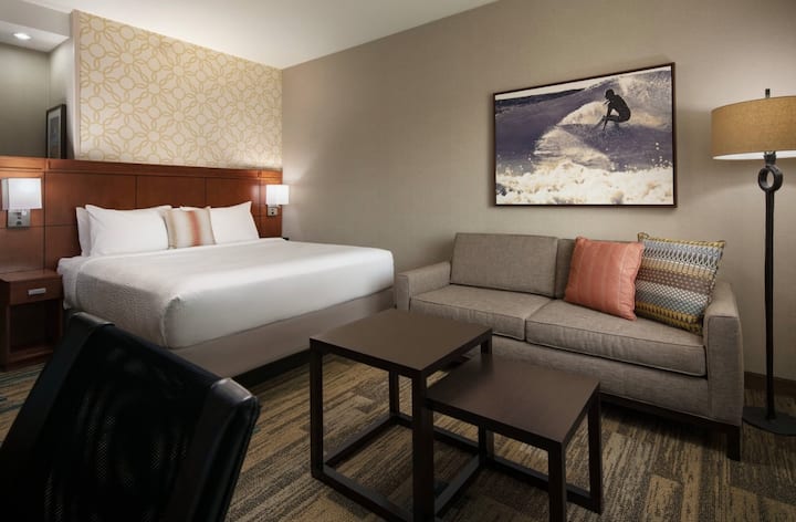 Spacious 1 King Sofa Bed Hotel Room - Goleta, CA