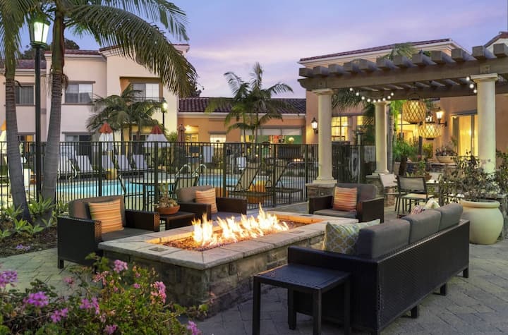 Spacious 2 Queen Sofa Bed 1 Bedroom Hotel Room - Goleta, CA